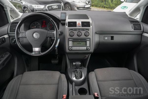 Pelēks Volkswagen Touran 2007 Rīga, ar dzinēja tilpumu 2.00 L un nobraukumu 290 tūkst. km par 4590 €, foto 9 vietnē AUTOMOTO.COM.LV