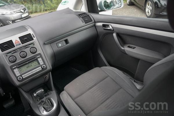 Pelēks Volkswagen Touran 2007 Rīga, ar dzinēja tilpumu 2.00 L un nobraukumu 290 tūkst. km par 4590 €, foto 10 vietnē AUTOMOTO.COM.LV