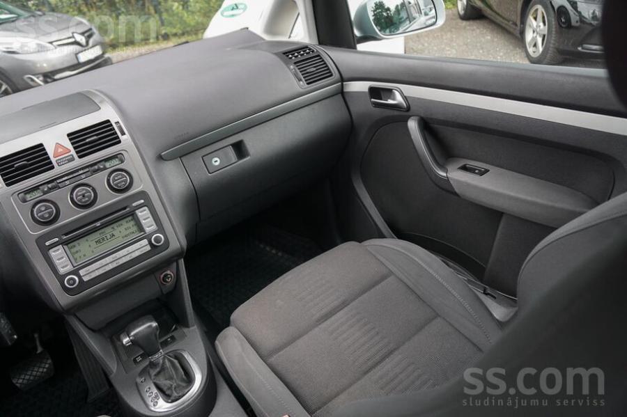 Grey Volkswagen Touran 2007 in Riga, with an engine capacity of 2.00 L and mileage of 290 thousand km for 4590 €, photo 11 on AUTOMOTO.COM.LV
