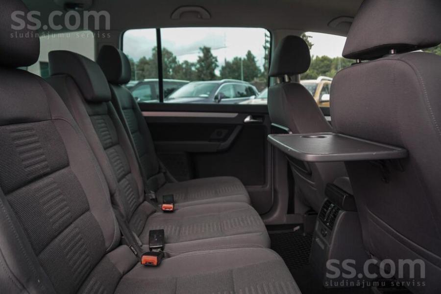 Grey Volkswagen Touran 2007 in Riga, with an engine capacity of 2.00 L and mileage of 290 thousand km for 4590 €, photo 19 on AUTOMOTO.COM.LV