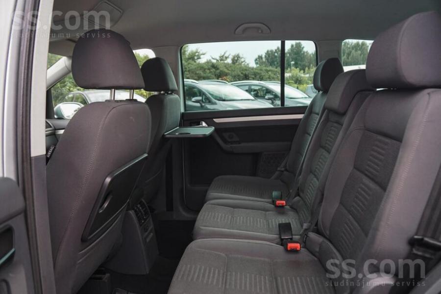 Grey Volkswagen Touran 2007 in Riga, with an engine capacity of 2.00 L and mileage of 290 thousand km for 4590 €, photo 20 on AUTOMOTO.COM.LV