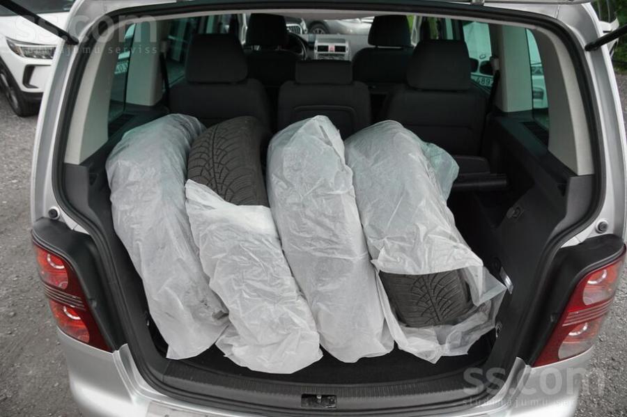Grey Volkswagen Touran 2007 in Riga, with an engine capacity of 2.00 L and mileage of 290 thousand km for 4590 €, photo 21 on AUTOMOTO.COM.LV