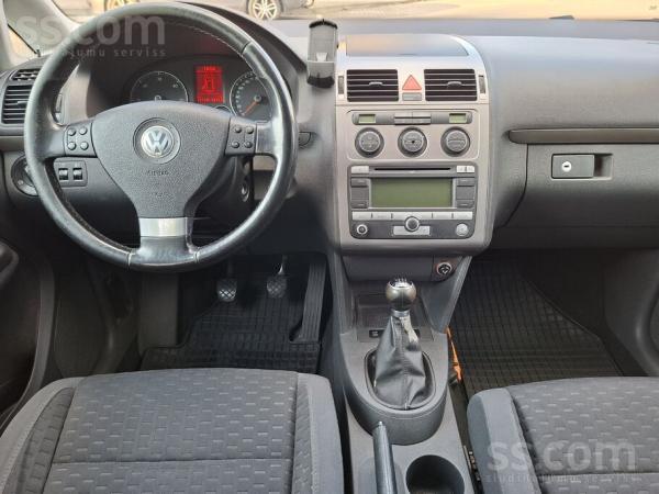 Pelēks Volkswagen Touran 2007 Rīga, ar dzinēja tilpumu 1.90 L un nobraukumu 311 tūkst. km par 2400 €, foto 2 vietnē AUTOMOTO.COM.LV
