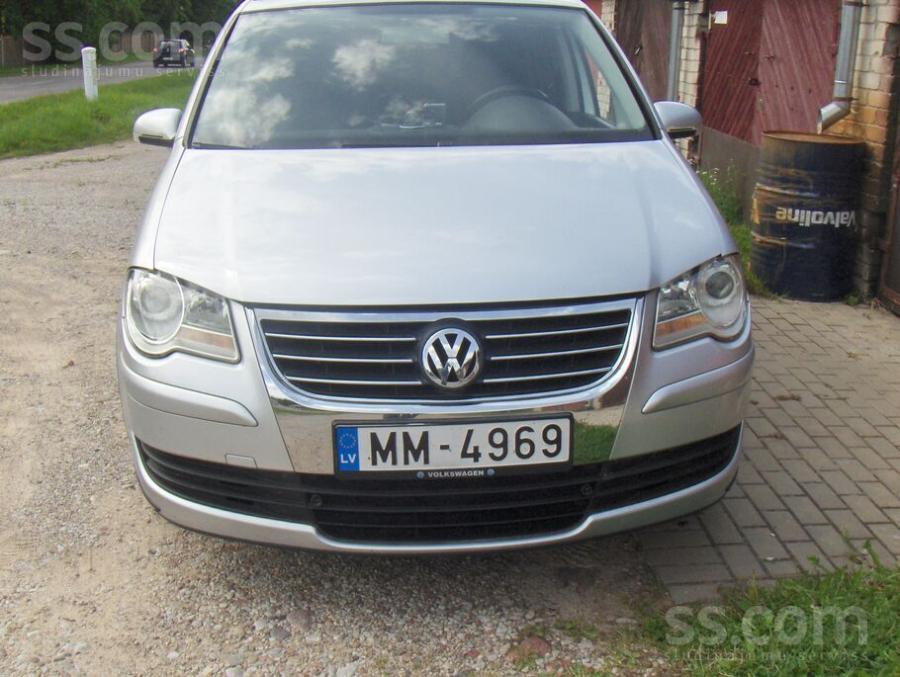 Grey Volkswagen Touran 2007 in Talsi, with an engine capacity of 2.00 L and mileage of 234 thousand km for 2490 €, photo 1 on AUTOMOTO.COM.LV