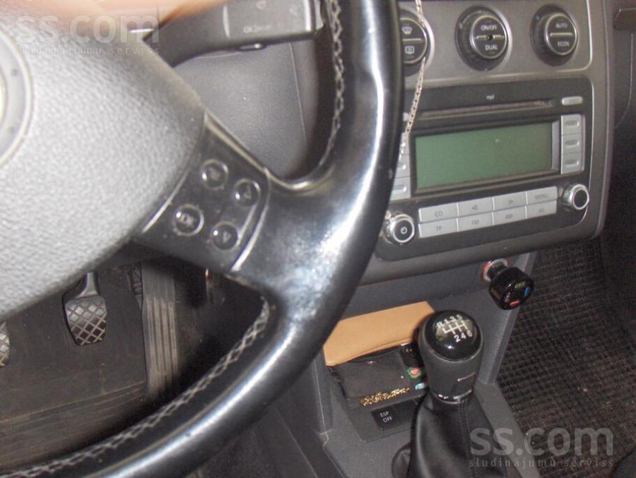 Grey Volkswagen Touran 2007 in Talsi, with an engine capacity of 2.00 L and mileage of 234 thousand km for 2490 €, photo 4 on AUTOMOTO.COM.LV
