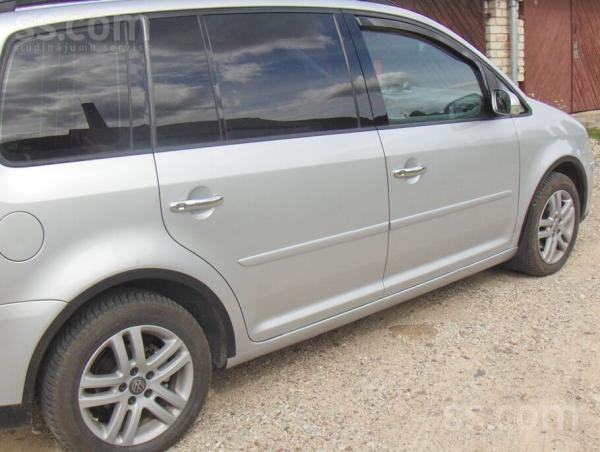 Pelēks Volkswagen Touran 2007 Talsi, ar dzinēja tilpumu 2.00 L un nobraukumu 234 tūkst. km par 2490 €, foto 4 vietnē AUTOMOTO.COM.LV