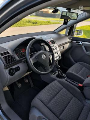 Grey Volkswagen Touran 2007 in Kaisiadorys, with an engine capacity of 1.97 L and mileage of 319 thousand km for 2649 €, photo 15 on AUTOMOTO.COM.LV