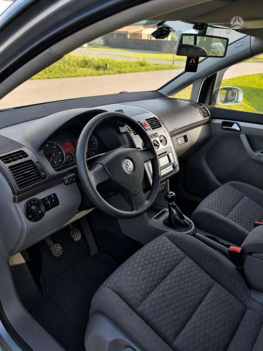 Grey Volkswagen Touran 2007 in Kaisiadorys, with an engine capacity of 1.97 L and mileage of 319 thousand km for 2649 €, photo 15 on AUTOMOTO.COM.LV