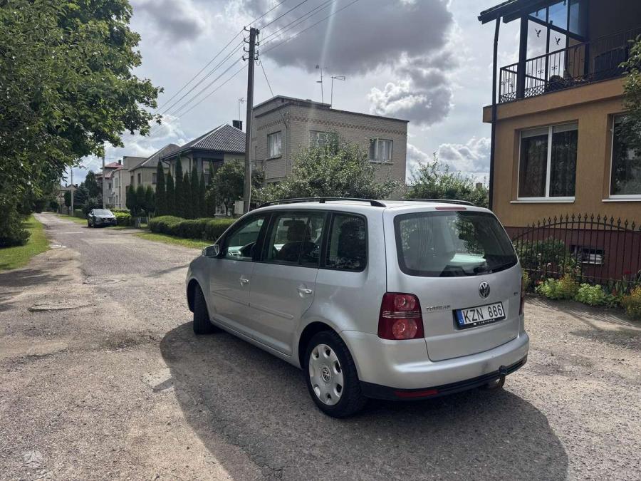 Grey Volkswagen Touran 2007 in Marijampole, with an engine capacity of 1.90 L and mileage of 355 thousand km for 2150 €, photo 4 on AUTOMOTO.COM.LV