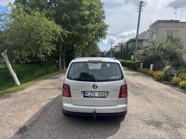 Grey Volkswagen Touran 2007 in Marijampole, with an engine capacity of 1.90 L and mileage of 355 thousand km for 2150 €, photo 4 on AUTOMOTO.COM.LV