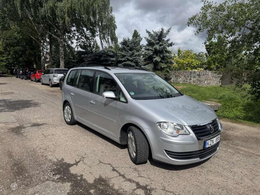 Grey Volkswagen Touran 2007 in Marijampole, with an engine capacity of 1.90 L and mileage of 355 thousand km for 2150 €, photo 7 on AUTOMOTO.COM.LV