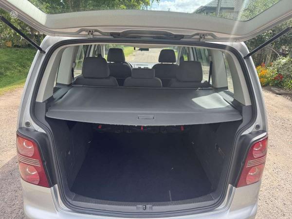 Grey Volkswagen Touran 2007 in Marijampole, with an engine capacity of 1.90 L and mileage of 355 thousand km for 2150 €, photo 10 on AUTOMOTO.COM.LV