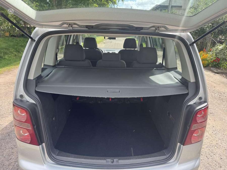 Grey Volkswagen Touran 2007 in Marijampole, with an engine capacity of 1.90 L and mileage of 355 thousand km for 2150 €, photo 11 on AUTOMOTO.COM.LV
