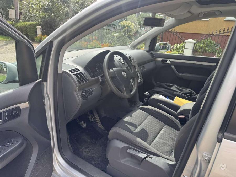 Grey Volkswagen Touran 2007 in Marijampole, with an engine capacity of 1.90 L and mileage of 355 thousand km for 2150 €, photo 14 on AUTOMOTO.COM.LV