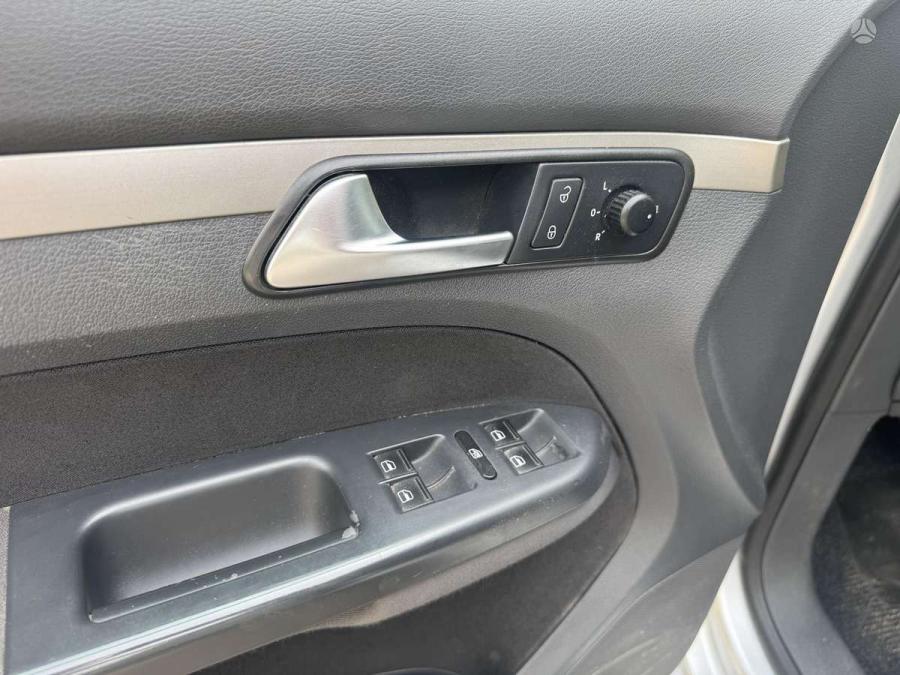Grey Volkswagen Touran 2007 in Marijampole, with an engine capacity of 1.90 L and mileage of 355 thousand km for 2150 €, photo 15 on AUTOMOTO.COM.LV