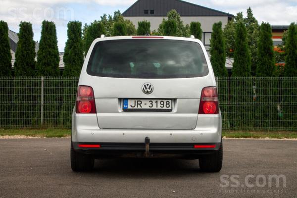 Pelēks Volkswagen Touran 2007 Jelgava, ar dzinēja tilpumu 2.00 L un nobraukumu 396 tūkst. km par 3900 €, foto 5 vietnē AUTOMOTO.COM.LV