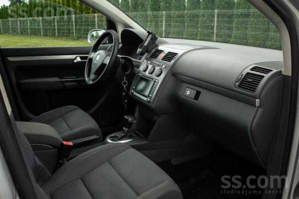 Pelēks Volkswagen Touran 2007 Jelgava, ar dzinēja tilpumu 2.00 L un nobraukumu 396 tūkst. km par 3900 €, foto 7 vietnē AUTOMOTO.COM.LV