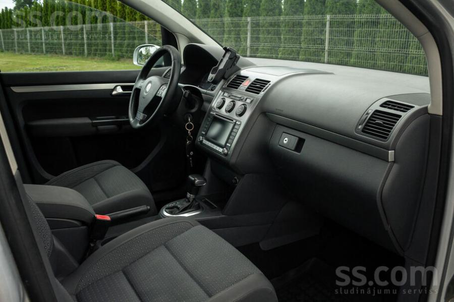 Pelēks Volkswagen Touran 2007 Jelgava, ar dzinēja tilpumu 2.00 L un nobraukumu 396 tūkst. km par 3900 €, foto 8 vietnē AUTOMOTO.COM.LV