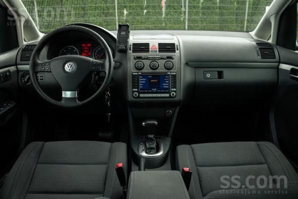 Pelēks Volkswagen Touran 2007 Jelgava, ar dzinēja tilpumu 2.00 L un nobraukumu 396 tūkst. km par 3900 €, foto 9 vietnē AUTOMOTO.COM.LV