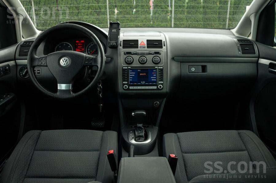 Pelēks Volkswagen Touran 2007 Jelgava, ar dzinēja tilpumu 2.00 L un nobraukumu 396 tūkst. km par 3900 €, foto 10 vietnē AUTOMOTO.COM.LV