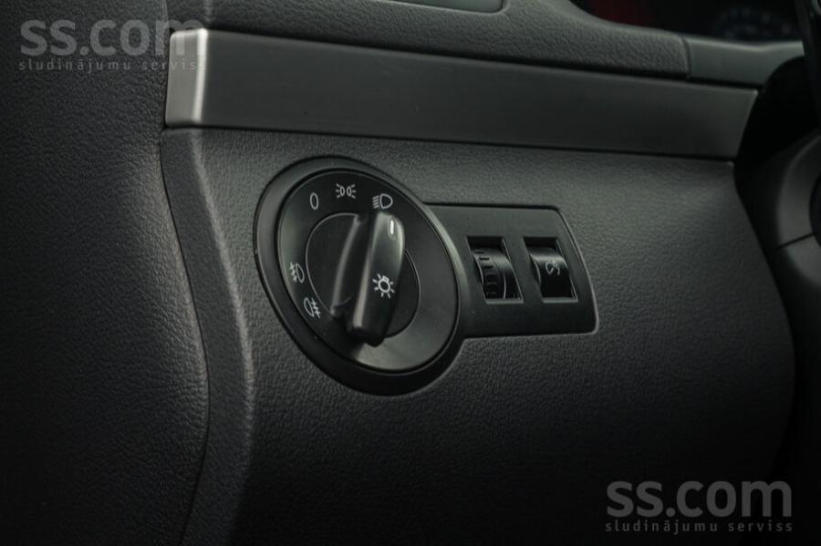 Pelēks Volkswagen Touran 2007 Jelgava, ar dzinēja tilpumu 2.00 L un nobraukumu 396 tūkst. km par 3900 €, foto 14 vietnē AUTOMOTO.COM.LV