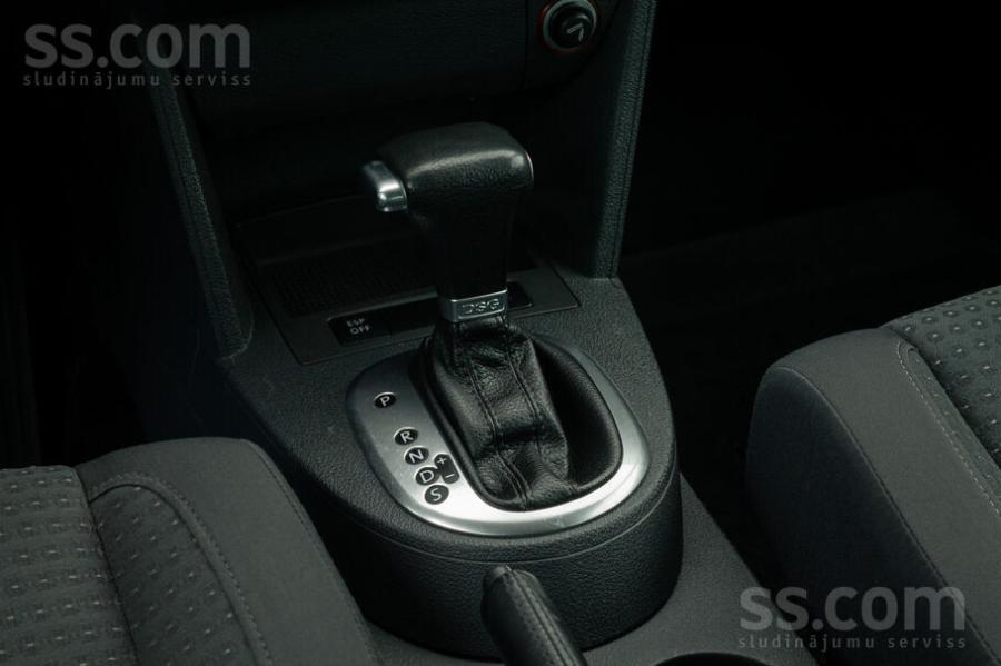 Pelēks Volkswagen Touran 2007 Jelgava, ar dzinēja tilpumu 2.00 L un nobraukumu 396 tūkst. km par 3900 €, foto 19 vietnē AUTOMOTO.COM.LV