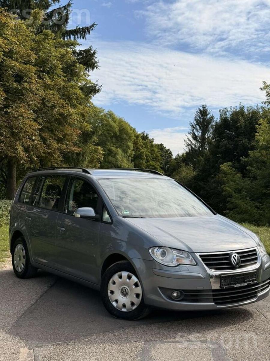 Grey Volkswagen Touran 2007 in Ludza, with an engine capacity of 2.00 L and mileage of 196 thousand km for 4390 €, photo 3 on AUTOMOTO.COM.LV