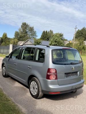 Grey Volkswagen Touran 2007 in Ludza, with an engine capacity of 2.00 L and mileage of 196 thousand km for 4390 €, photo 4 on AUTOMOTO.COM.LV