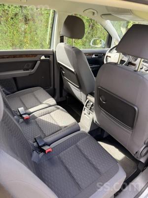 Grey Volkswagen Touran 2007 in Ludza, with an engine capacity of 2.00 L and mileage of 196 thousand km for 4390 €, photo 7 on AUTOMOTO.COM.LV