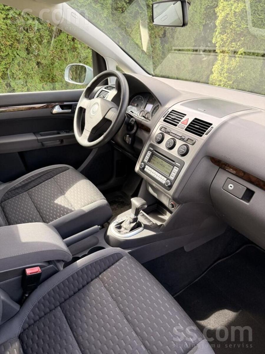 Grey Volkswagen Touran 2007 in Ludza, with an engine capacity of 2.00 L and mileage of 196 thousand km for 4390 €, photo 8 on AUTOMOTO.COM.LV