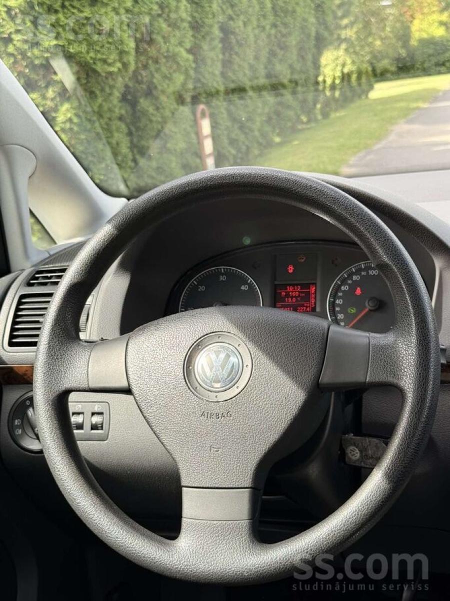 Grey Volkswagen Touran 2007 in Ludza, with an engine capacity of 2.00 L and mileage of 196 thousand km for 4390 €, photo 10 on AUTOMOTO.COM.LV