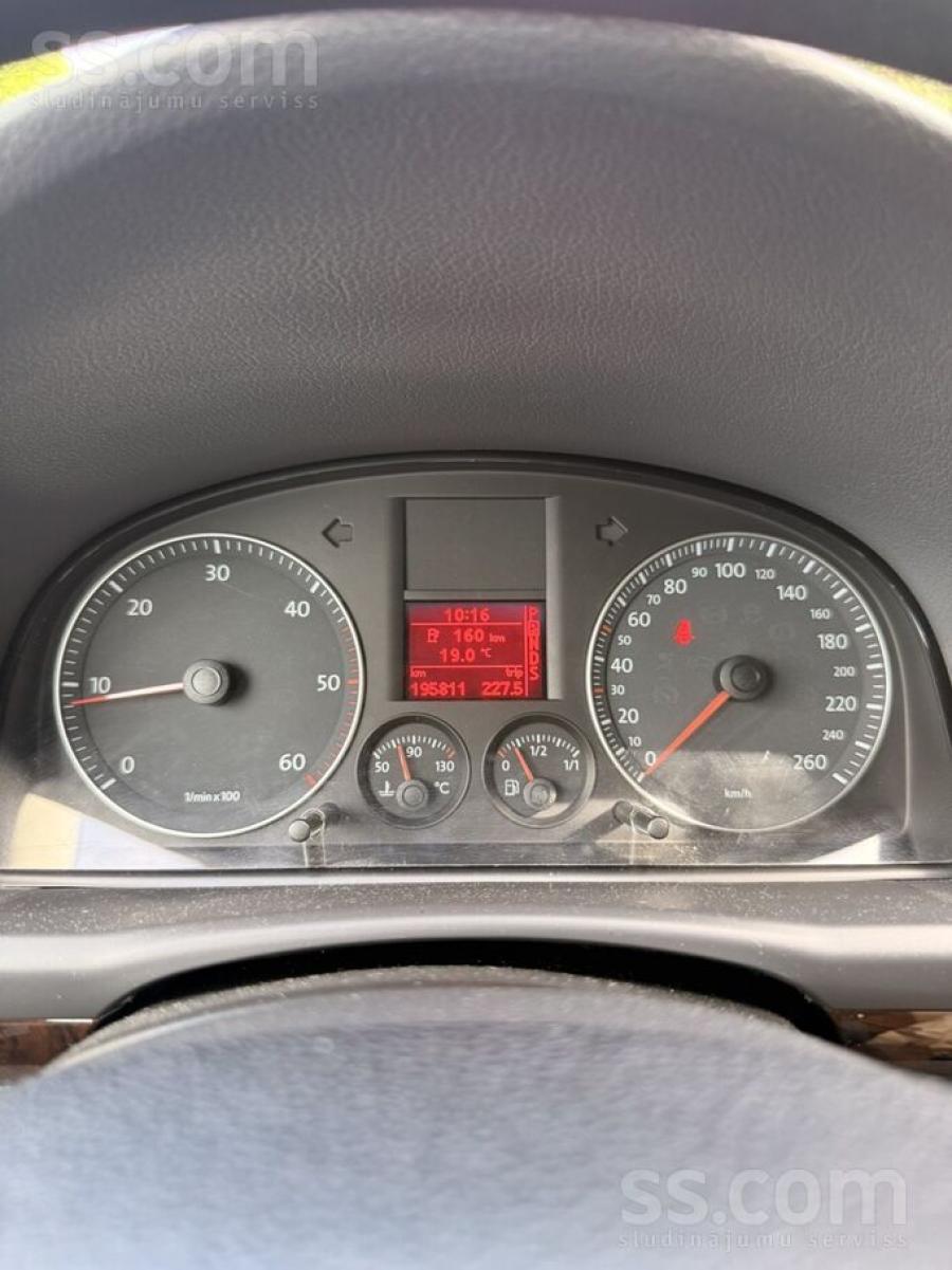 Grey Volkswagen Touran 2007 in Ludza, with an engine capacity of 2.00 L and mileage of 196 thousand km for 4390 €, photo 13 on AUTOMOTO.COM.LV