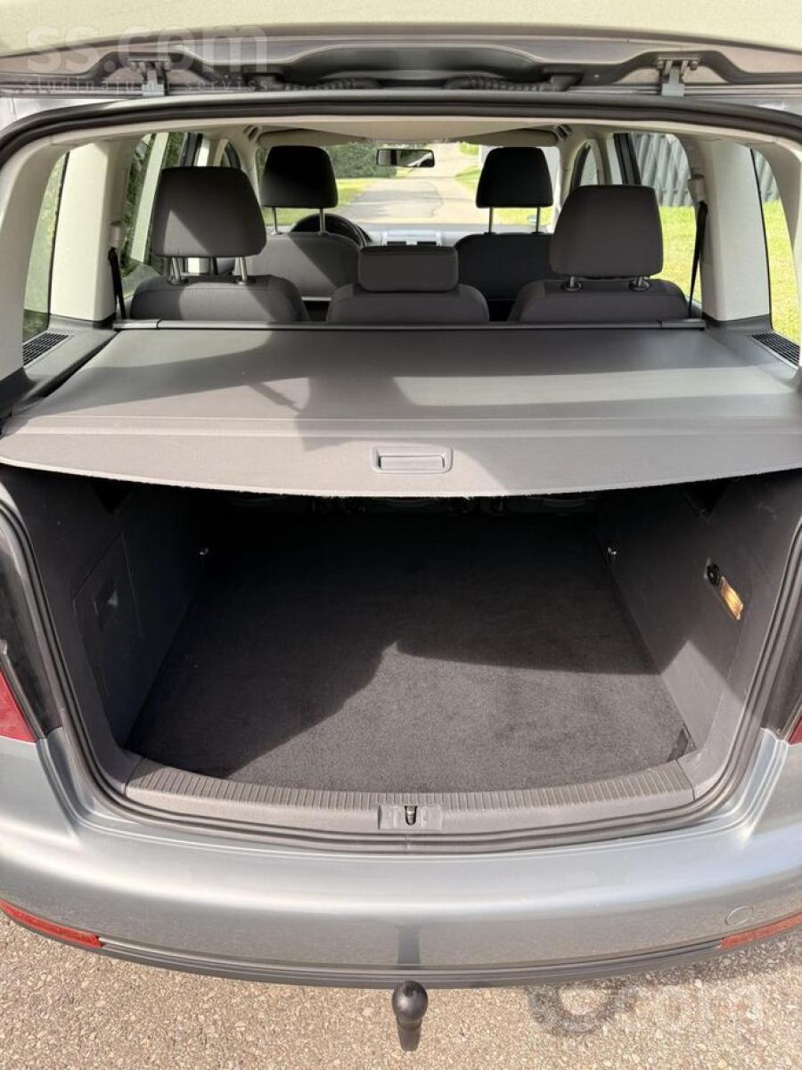 Grey Volkswagen Touran 2007 in Ludza, with an engine capacity of 2.00 L and mileage of 196 thousand km for 4390 €, photo 17 on AUTOMOTO.COM.LV
