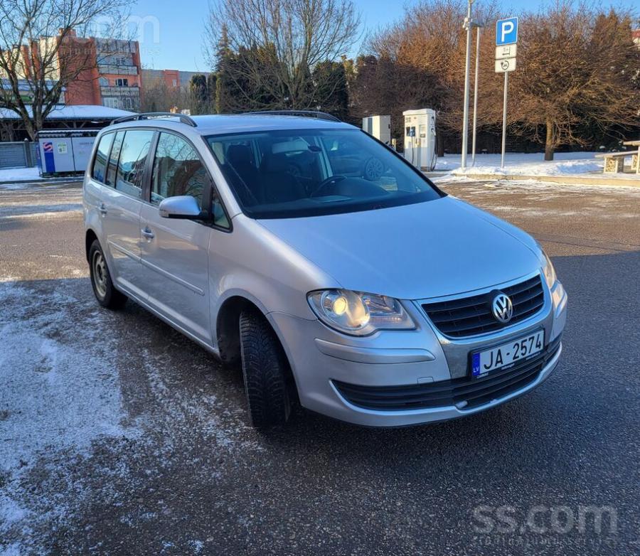 Grey Volkswagen Touran 2007 in Jelgava, with an engine capacity of 1.90 L and mileage of 333 thousand km for 1750 €, photo 1 on AUTOMOTO.COM.LV