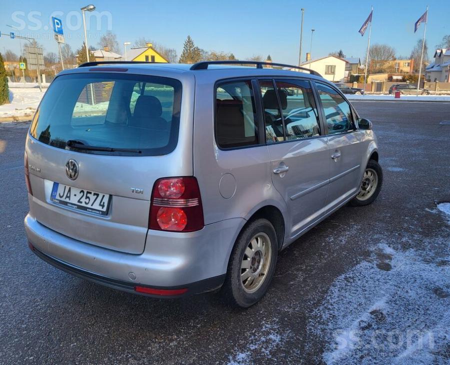Grey Volkswagen Touran 2007 in Jelgava, with an engine capacity of 1.90 L and mileage of 333 thousand km for 1750 €, photo 3 on AUTOMOTO.COM.LV