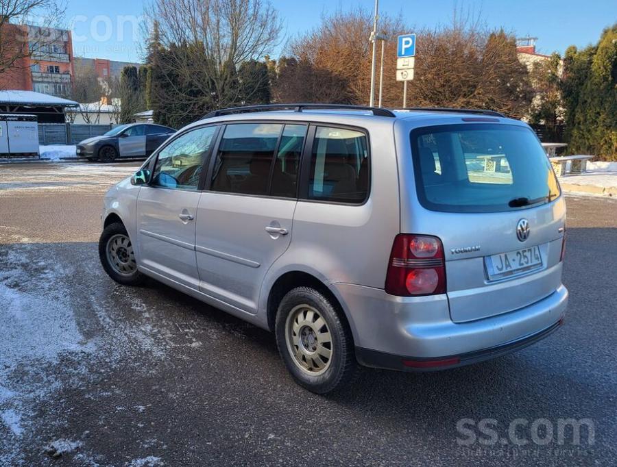 Grey Volkswagen Touran 2007 in Jelgava, with an engine capacity of 1.90 L and mileage of 333 thousand km for 1750 €, photo 5 on AUTOMOTO.COM.LV