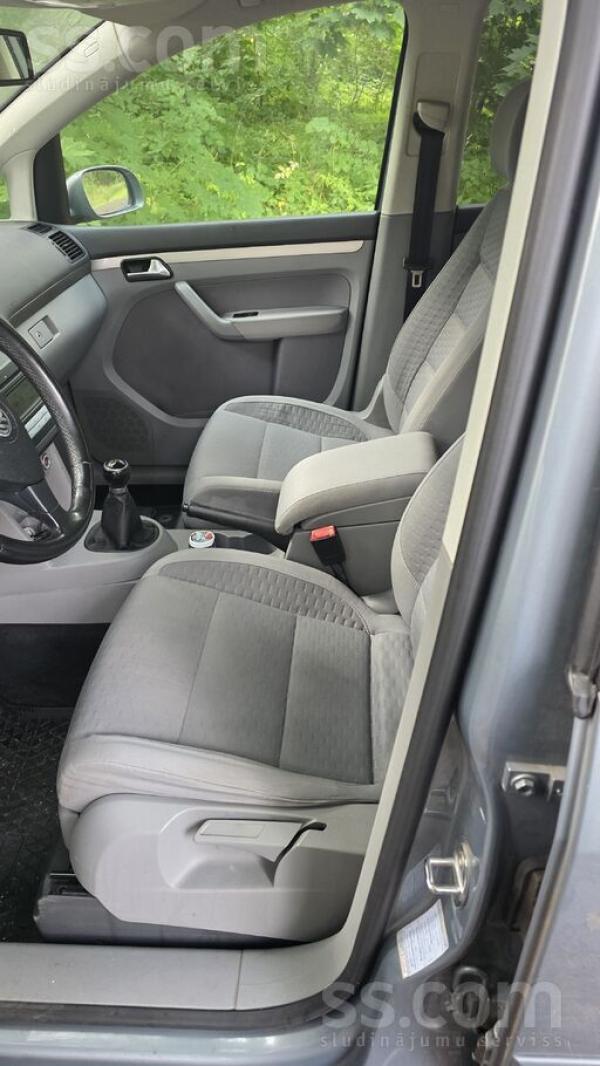 Grey Volkswagen Touran 2007 in Riga, with an engine capacity of 1.40 L and mileage of 221 thousand km for 3500 €, photo 5 on AUTOMOTO.COM.LV
