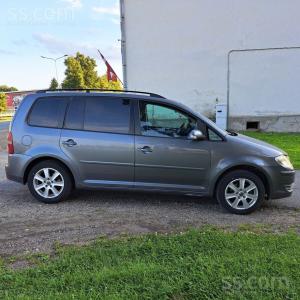 Pelēks Volkswagen Touran 2007 Rēzekne, ar dzinēja tilpumu 2.00 L un nobraukumu 0 tūkst. km par 2000 €, foto 4 vietnē AUTOMOTO.COM.LV