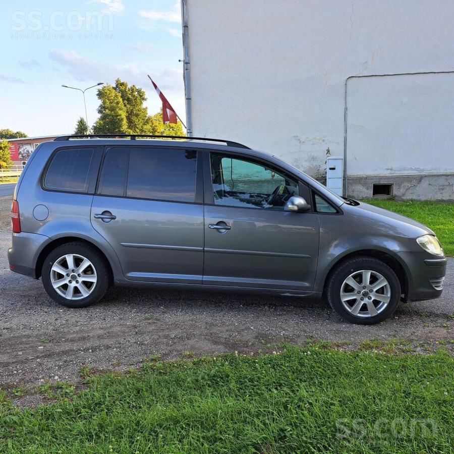 Pelēks Volkswagen Touran 2007 Rēzekne, ar dzinēja tilpumu 2.00 L un nobraukumu 0 tūkst. km par 2000 €, foto 4 vietnē AUTOMOTO.COM.LV