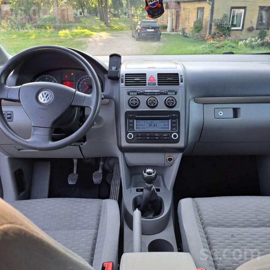 Pelēks Volkswagen Touran 2007 Rēzekne, ar dzinēja tilpumu 2.00 L un nobraukumu 0 tūkst. km par 2000 €, foto 8 vietnē AUTOMOTO.COM.LV