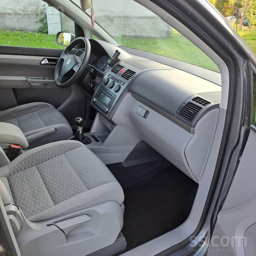 Pelēks Volkswagen Touran 2007 Rēzekne, ar dzinēja tilpumu 2.00 L un nobraukumu 0 tūkst. km par 2000 €, foto 10 vietnē AUTOMOTO.COM.LV