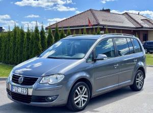 Pelēks Volkswagen Touran 2007 Viļņa, ar dzinēja tilpumu 1.90 L un nobraukumu 380 tūkst. km par 2700 €, foto  vietnē AUTOMOTO.COM.LV