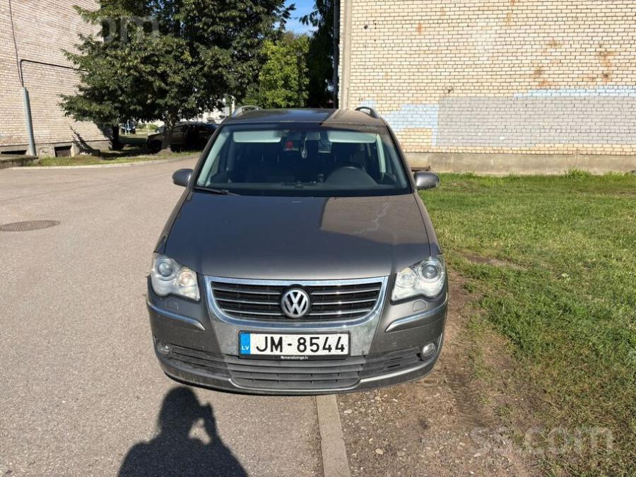 Grey Volkswagen Touran 2007 in Daugavpils, with an engine capacity of 2.00 L and mileage of 426 thousand km for 450 €, photo 1 on AUTOMOTO.COM.LV