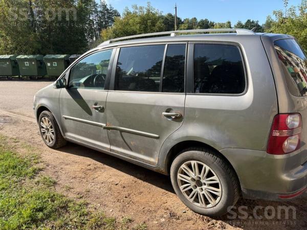 Фольксваген Туран 2007 в Даугавпилс на AUTOMOTO.COM.LV Серый Фольксваген Туран 2007 в Даугавпилс, объемом двигателя 2.00 л и пробегом 426 тыс. км за 450 €, фото 11 на AUTOMOTO.COM.LV