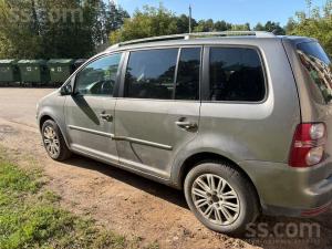 Grey Volkswagen Touran 2007 in Daugavpils, with an engine capacity of 2.00 L and mileage of 426 thousand km for 450 €, photo 11 on AUTOMOTO.COM.LV