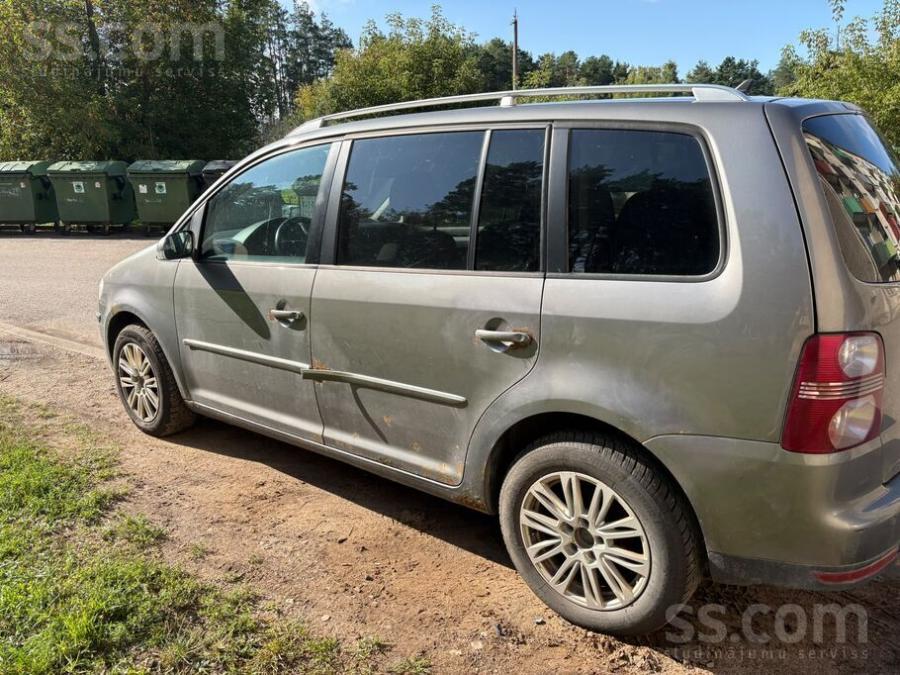 Grey Volkswagen Touran 2007 in Daugavpils, with an engine capacity of 2.00 L and mileage of 426 thousand km for 450 €, photo 11 on AUTOMOTO.COM.LV