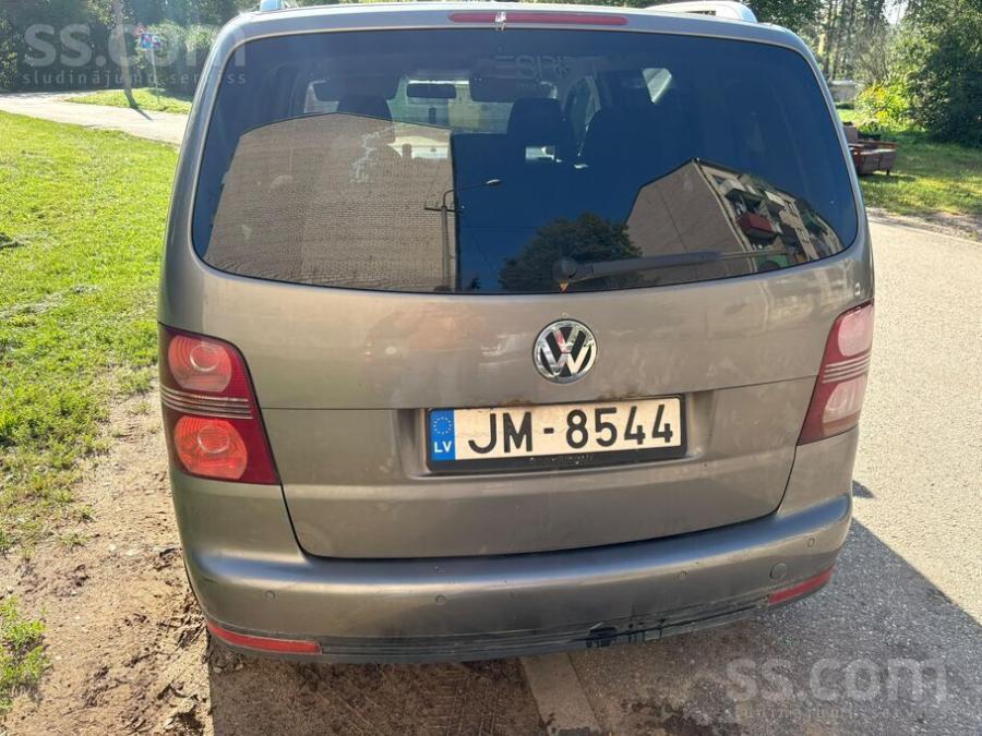 Grey Volkswagen Touran 2007 in Daugavpils, with an engine capacity of 2.00 L and mileage of 426 thousand km for 450 €, photo 12 on AUTOMOTO.COM.LV
