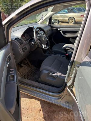Grey Volkswagen Touran 2007 in Daugavpils, with an engine capacity of 2.00 L and mileage of 426 thousand km for 450 €, photo 14 on AUTOMOTO.COM.LV