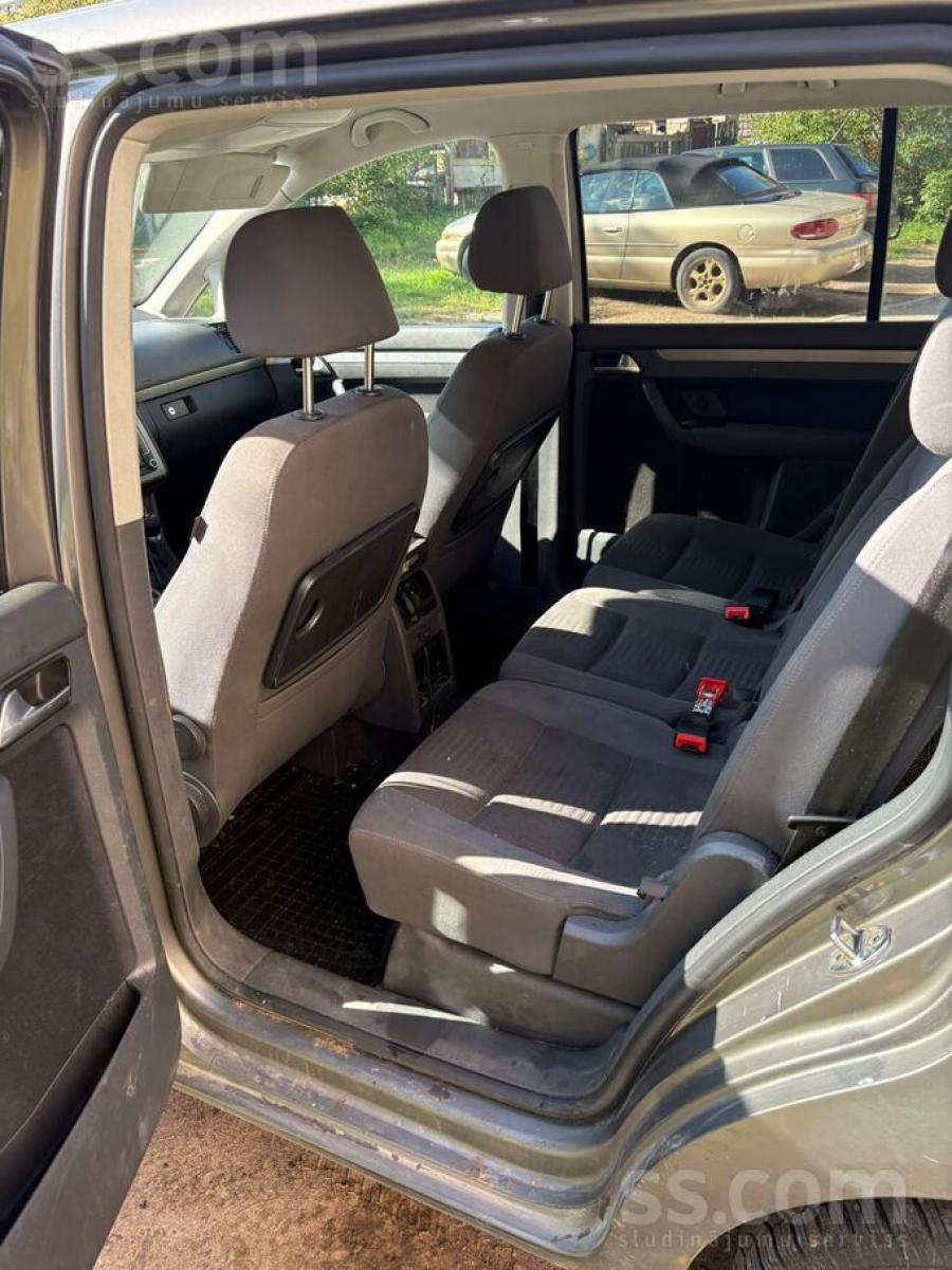 Grey Volkswagen Touran 2007 in Daugavpils, with an engine capacity of 2.00 L and mileage of 426 thousand km for 450 €, photo 15 on AUTOMOTO.COM.LV