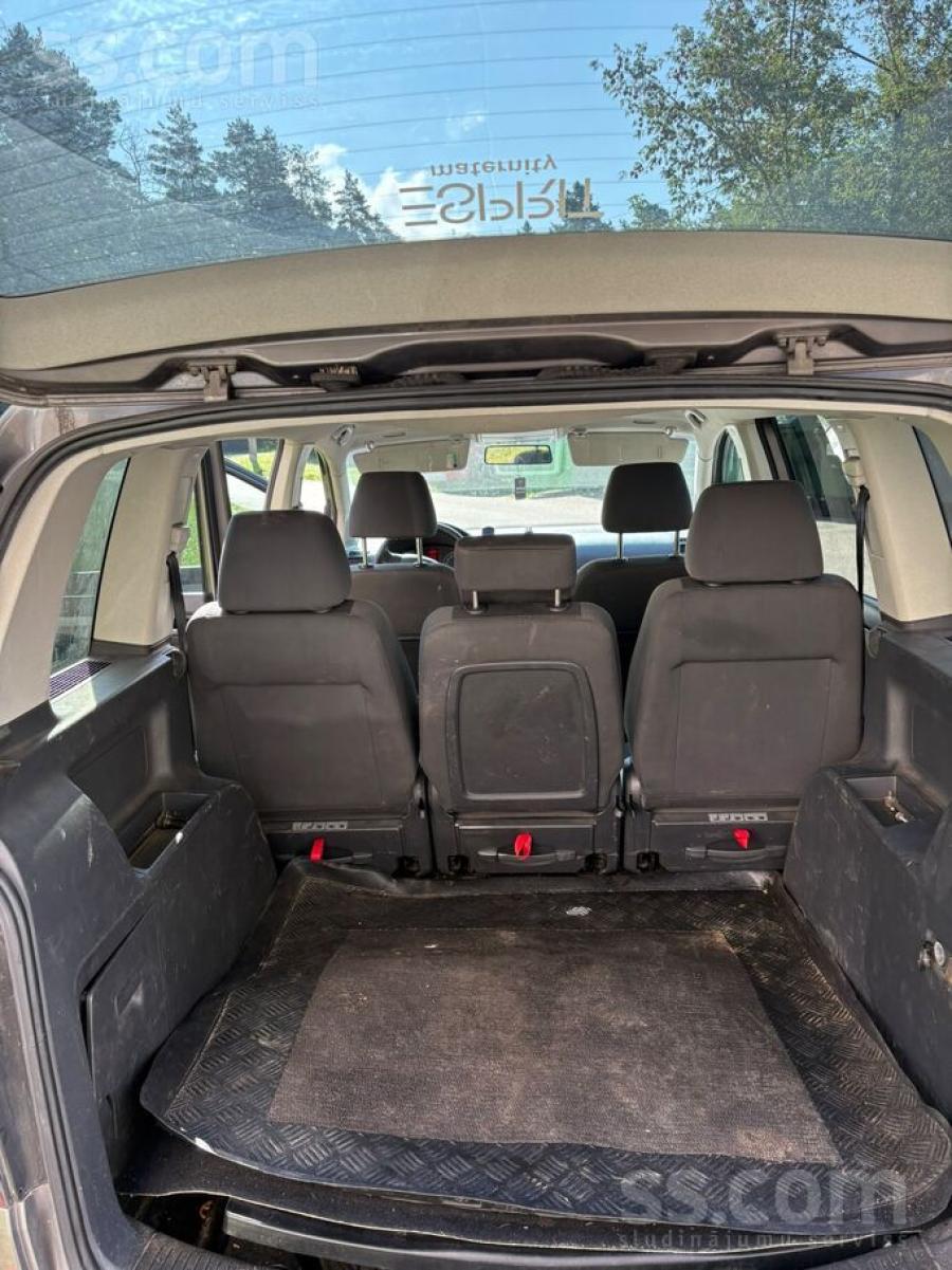 Grey Volkswagen Touran 2007 in Daugavpils, with an engine capacity of 2.00 L and mileage of 426 thousand km for 450 €, photo 16 on AUTOMOTO.COM.LV